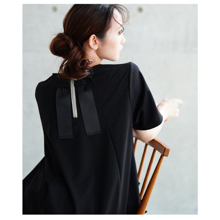 さりげない可愛さを宿すバックリボンンデザインファスナー裾フリル