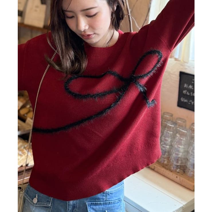 ゆるっと可愛げ、ふわっと存在感。リボンフェザーコード刺繍ニット
