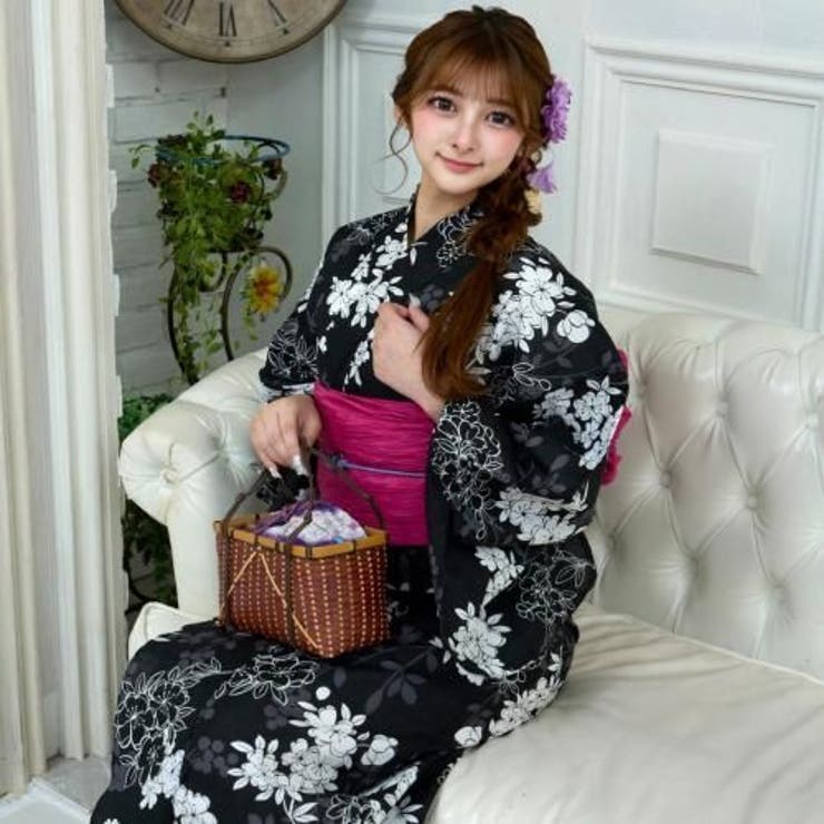 黒地に白の梅の花が優雅に配置されたモノクローム浴衣3点セット(YUKATA